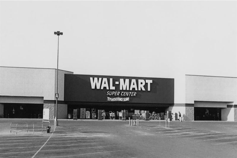 The Evolution of Walmart Through Vintage Photos