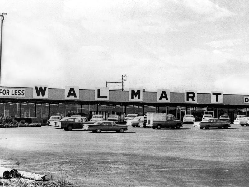 The Evolution of Walmart Through Vintage Photos